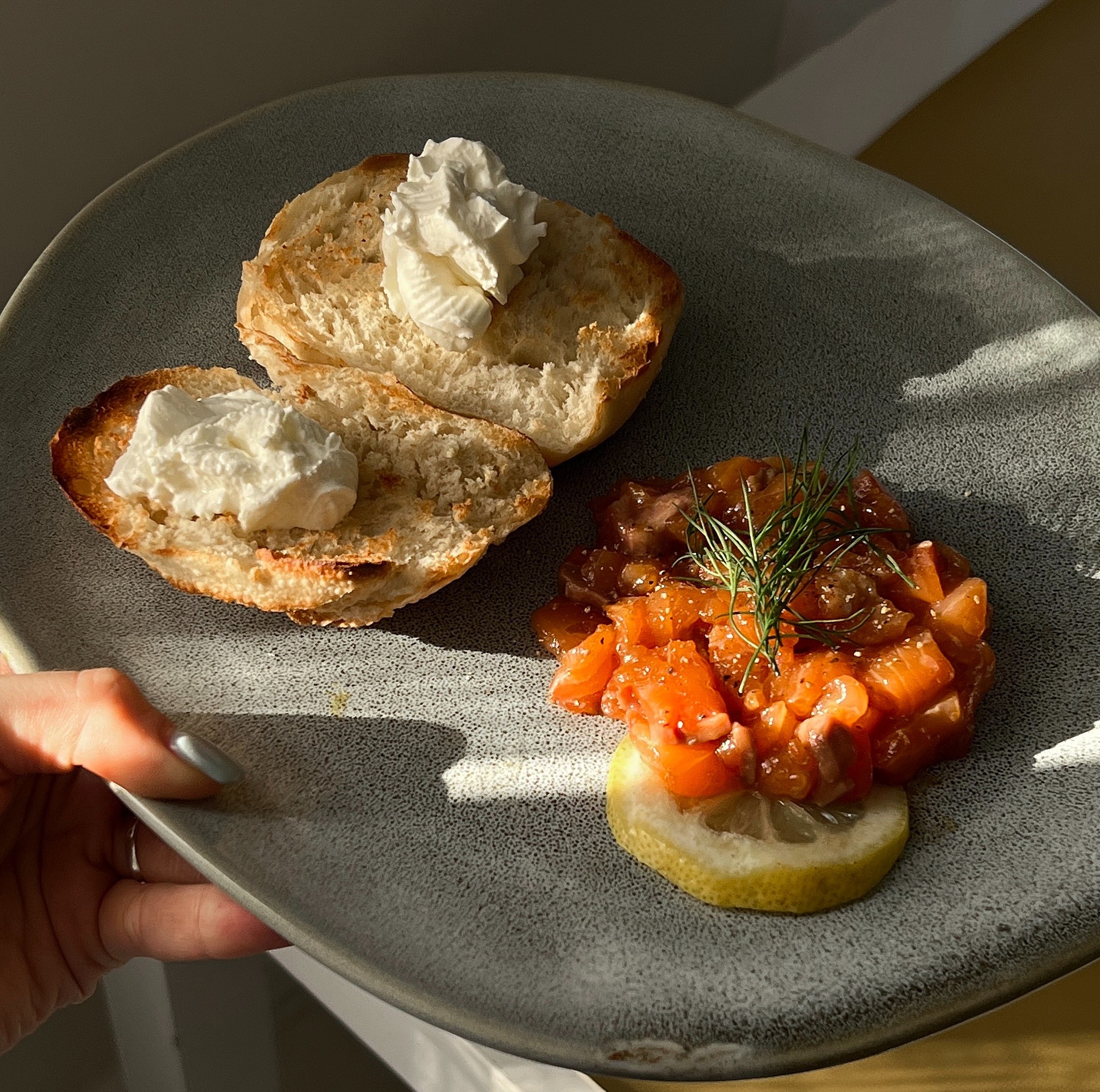 Friselle pugliesi con formaggio spalmabile e tartare di salmone ...